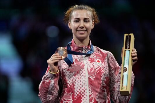Eleanor Harvey Wins Canada’s First Ever Olympic Medal in Fencing ...